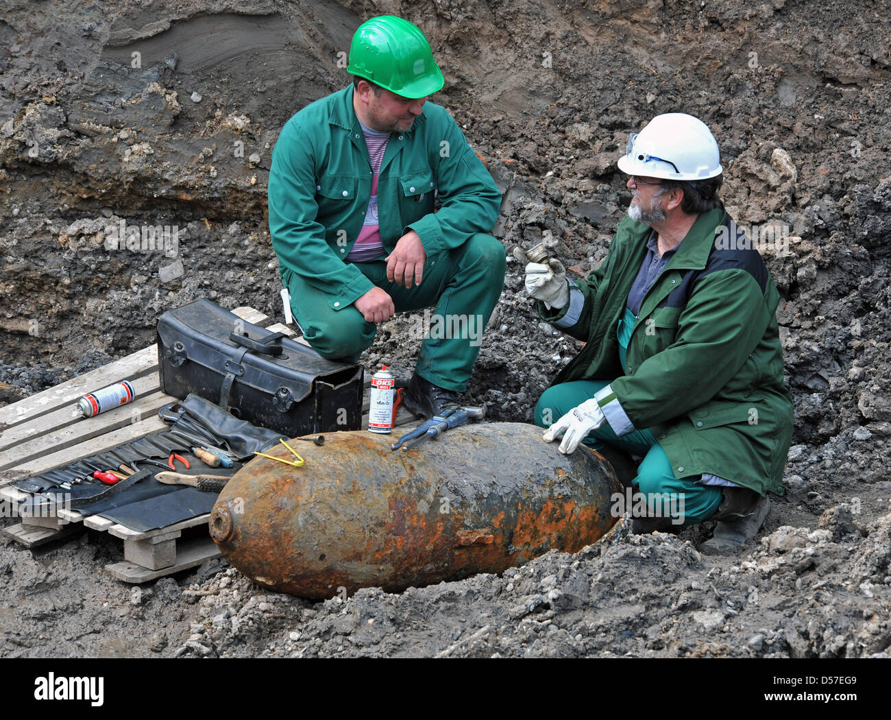 Deux experts de l'escouade antibombe inspecter un avion de 500 kg a ...