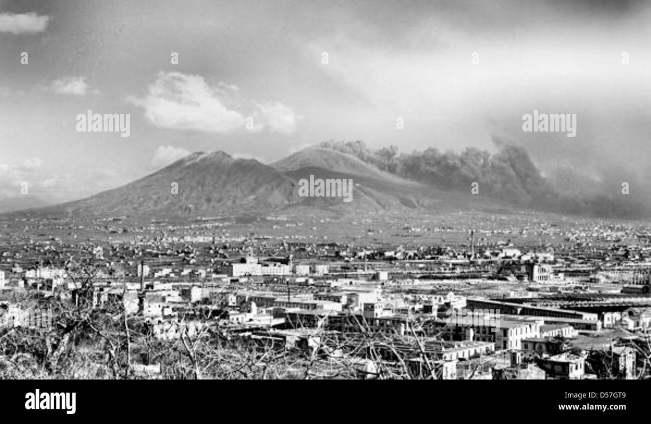 Eruption of mt vesuvius Banque d'images noir et blanc - Alamy