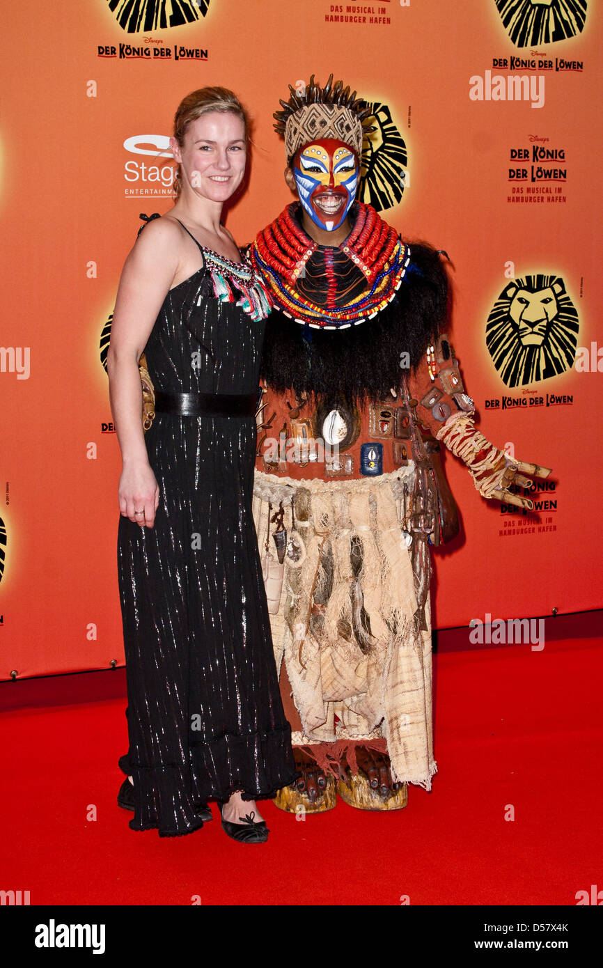 Rhea Harder et Rafiki au au 10e anniversaire de gala de Disney's ...