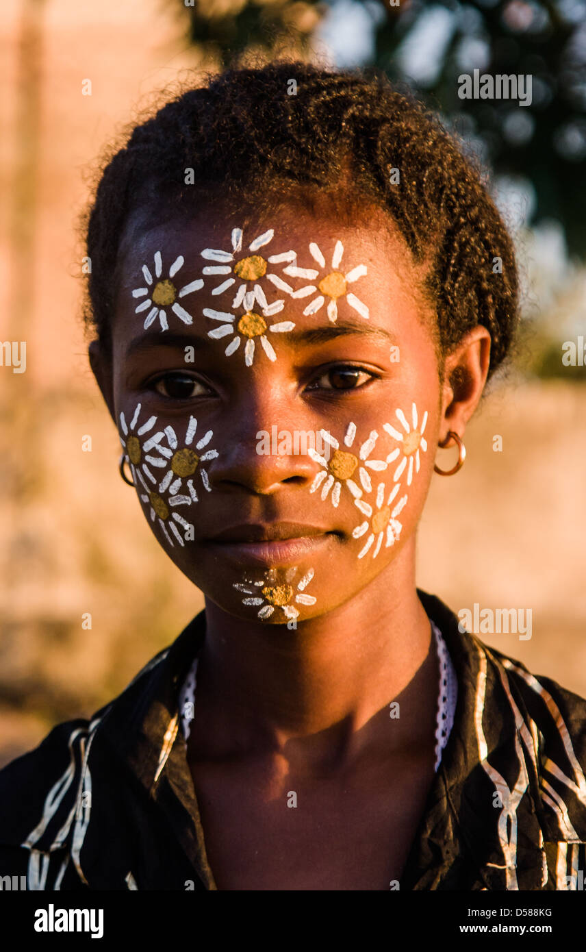 Portrait de femme malgache typique avec le masque de l'ethnie SAKALAVA ...