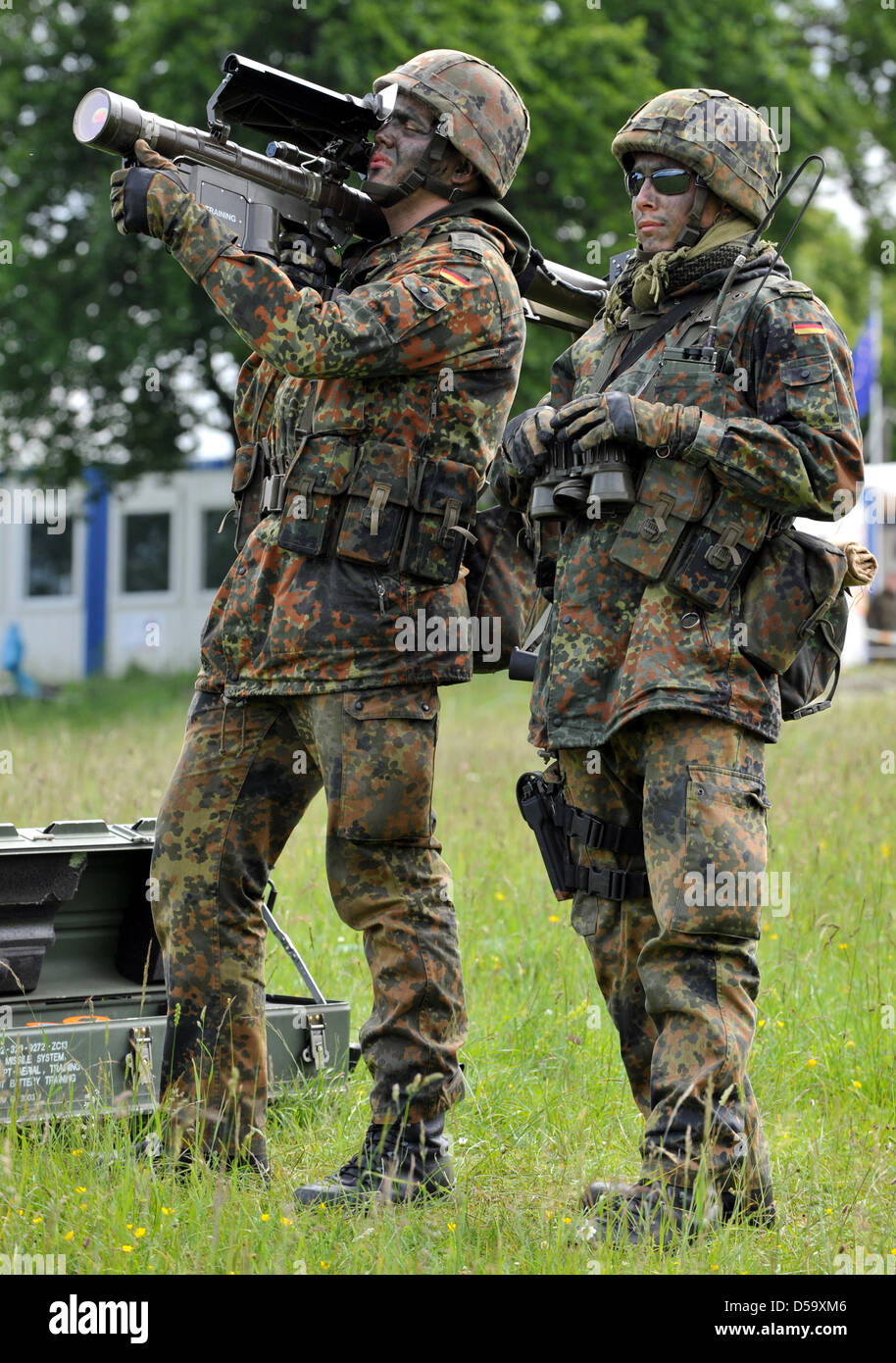 Bundeswehr soldier Banque de photographies et d’images à haute ...