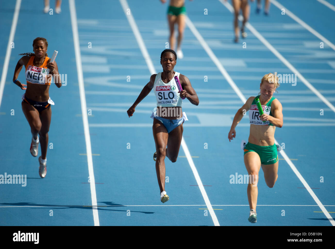 Cinquante ans runner Merlene Ottey (C) à la ronde préliminaire pour le ...