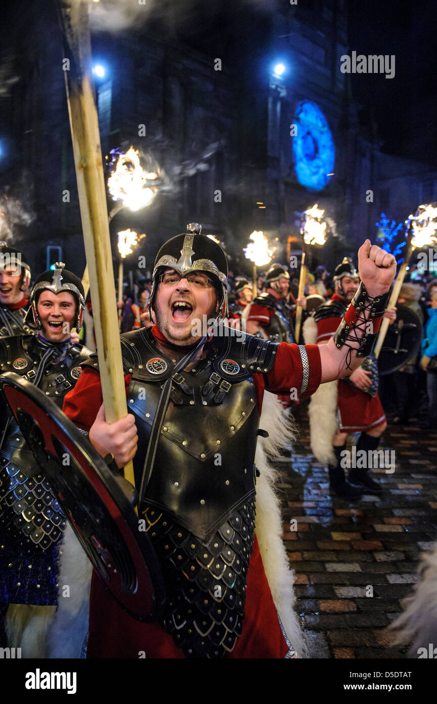 Procession aux flambeaux spectaculaire à Édimbourg pour lancer la fête ...