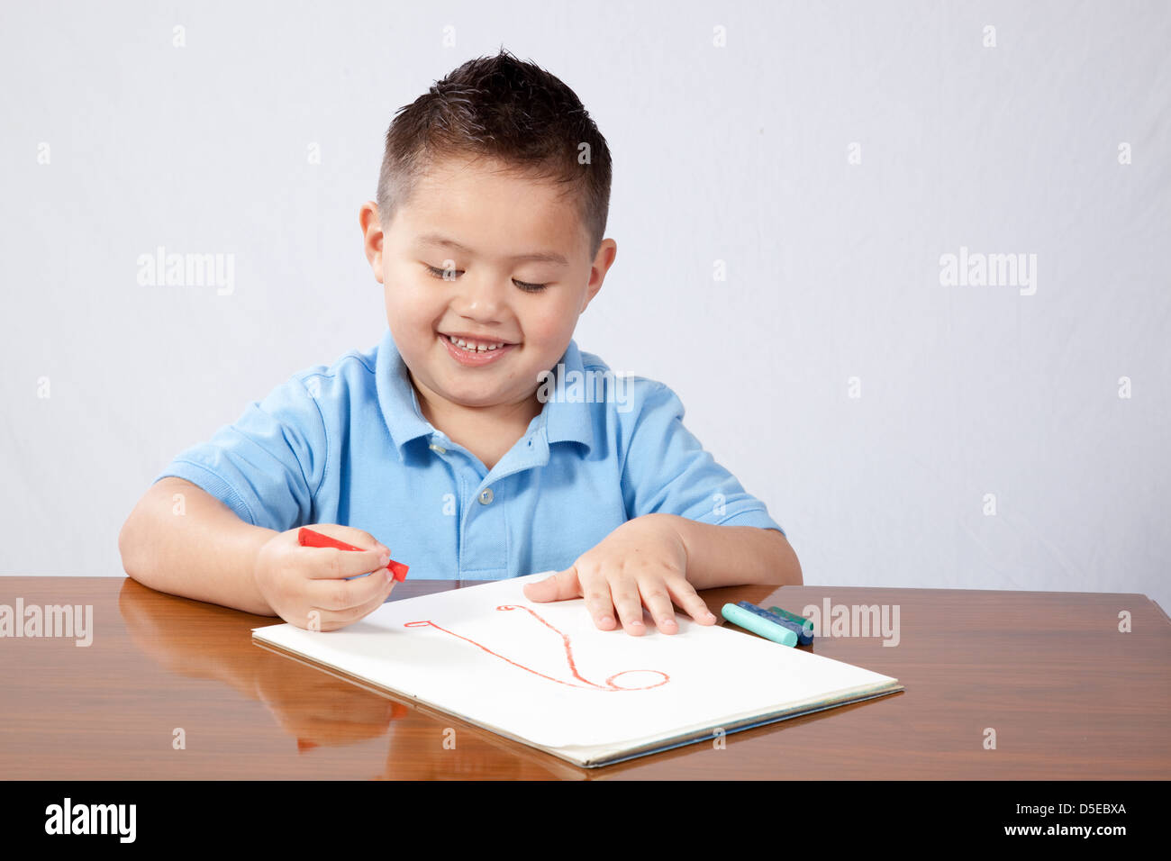Cute boy drawing Banque de photographies et d’images à haute résolution ...