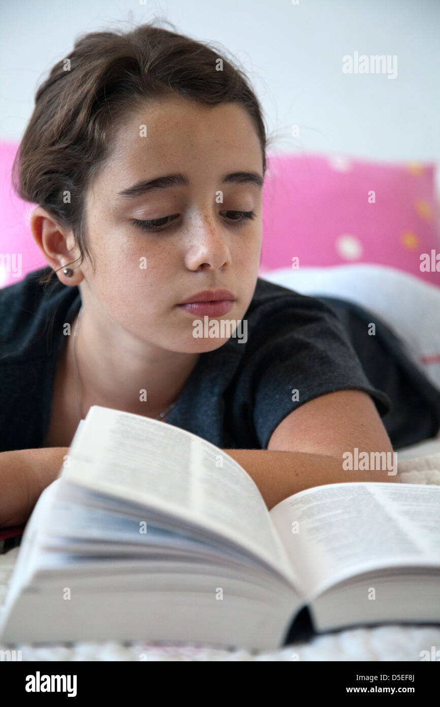 Preteen Girl Lying On Bed Banque De Photographies Et Dimages à Haute