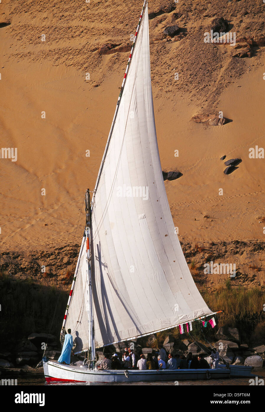 Felouque sur le nil près d'assouan Banque de photographies et d’images ...