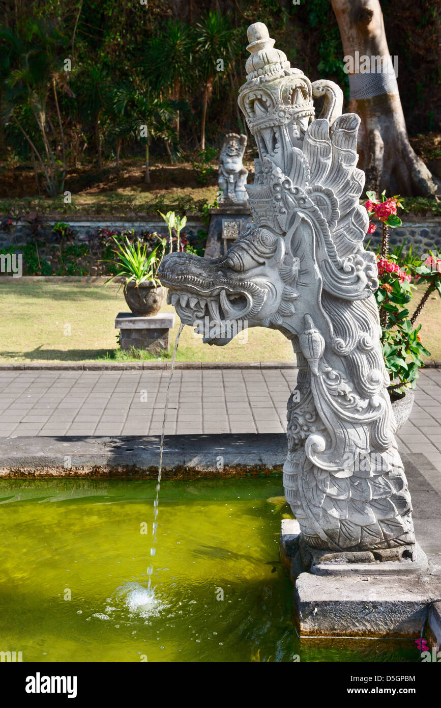 Avec fontaine en pierre traditionnel balinais image dragon statue en ...