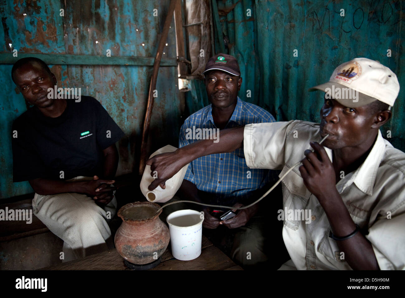 Kenyan drinking culture Banque de photographies et d’images à haute ...