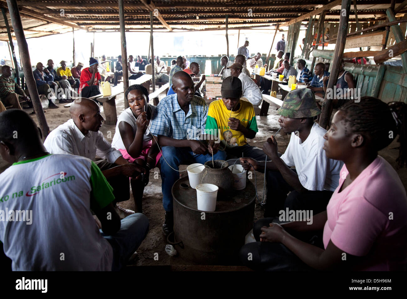 Kenyan drinking culture Banque de photographies et d’images à haute ...