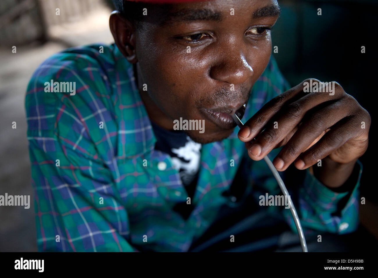 Kenyan drinking culture Banque de photographies et d’images à haute ...