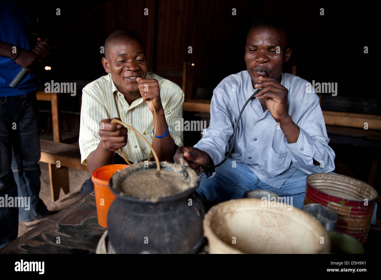 Kenyan drinking culture Banque de photographies et d’images à haute ...