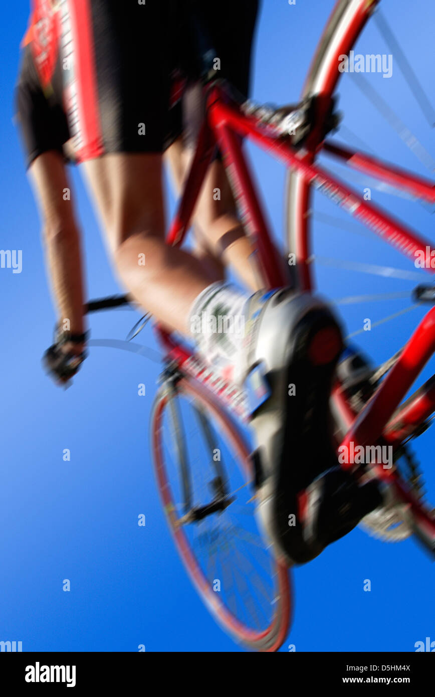 Cycle de course de derrière dans l'angle dynamique et fond bleu, l ...