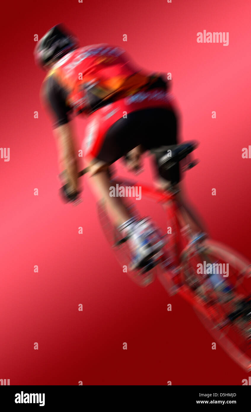 Cycle de course de derrière dans l'angle dynamique et fond rouge, l ...