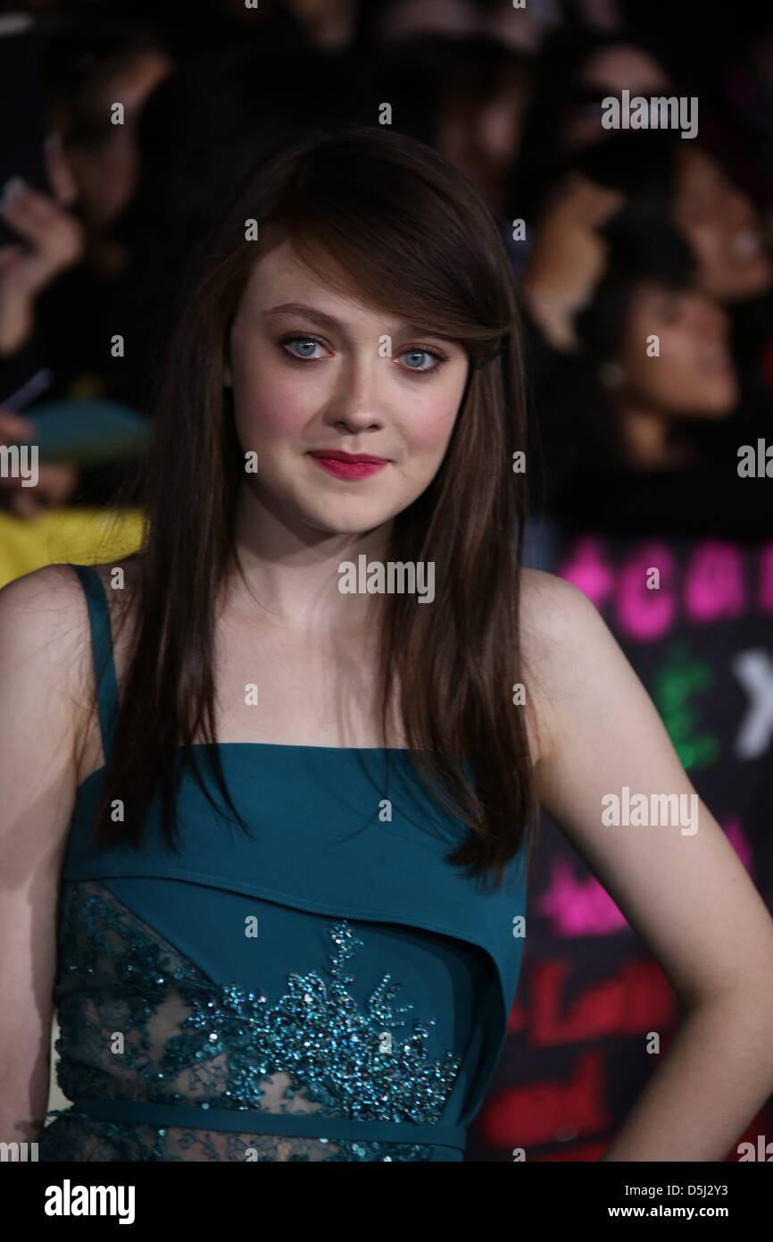 L'actrice Dakota Fanning arrive à la première mondiale de "La Saga ...