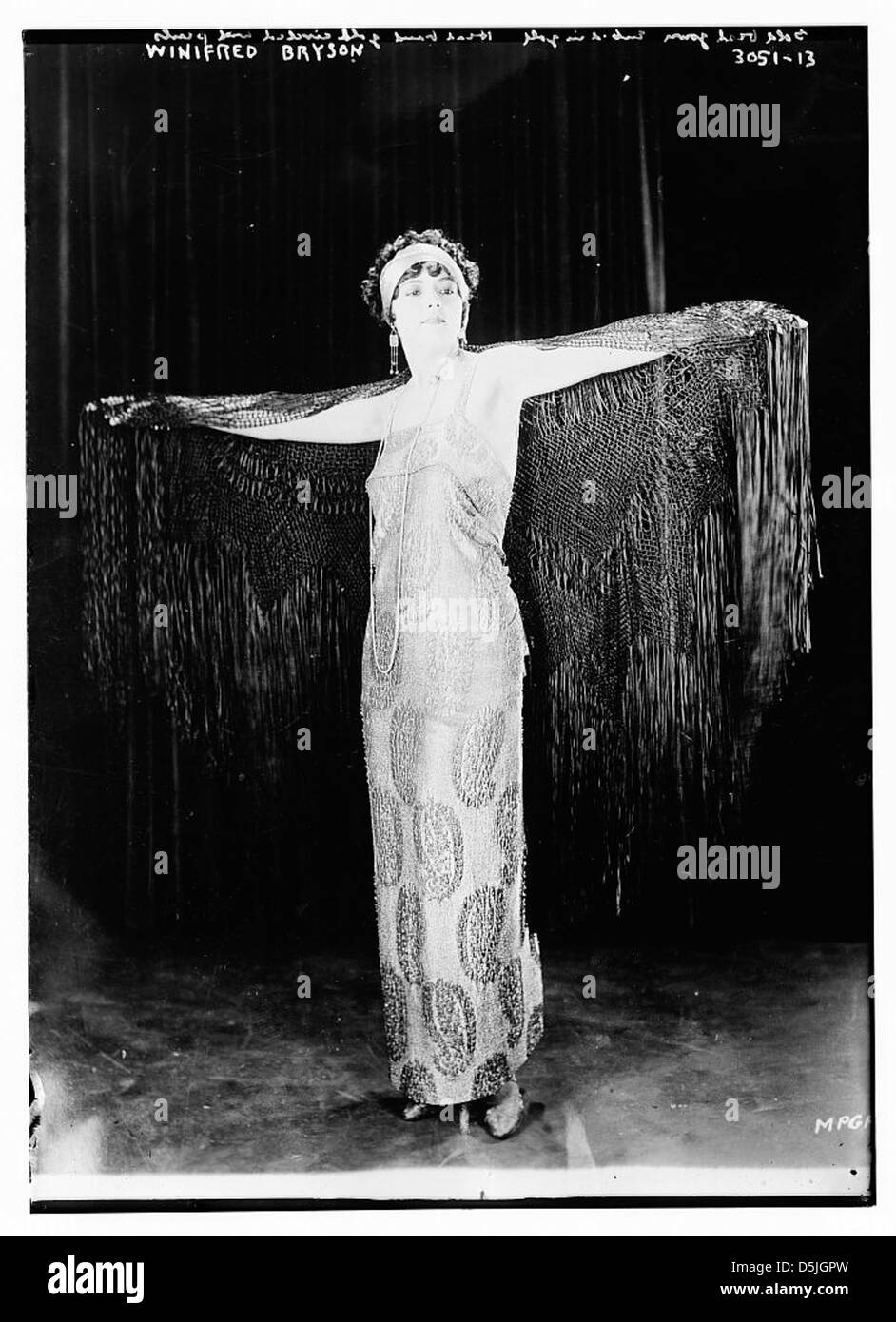 Winifred Bryson est représenté debout avec un châle et des boucles d ...