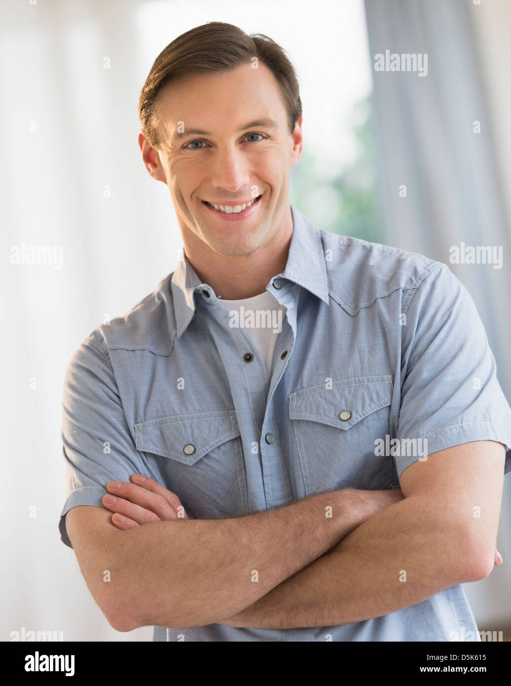 Jeunes homme Banque de photographies et d’images à haute résolution - Alamy