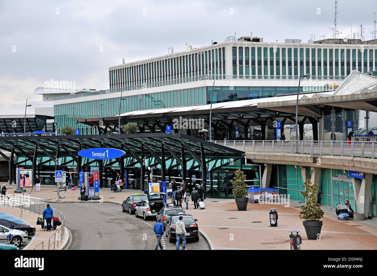 Le terminal 1 de l'aéroport international Saint-Exupéry Satolas Lyon ...