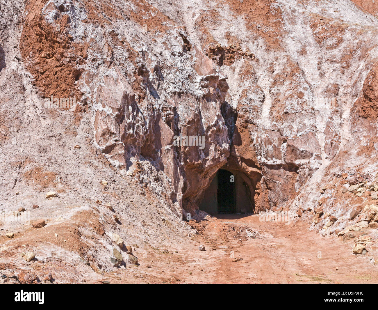 À l'entrée des mines de sel de Telouet sur l'ancien sentier de ...