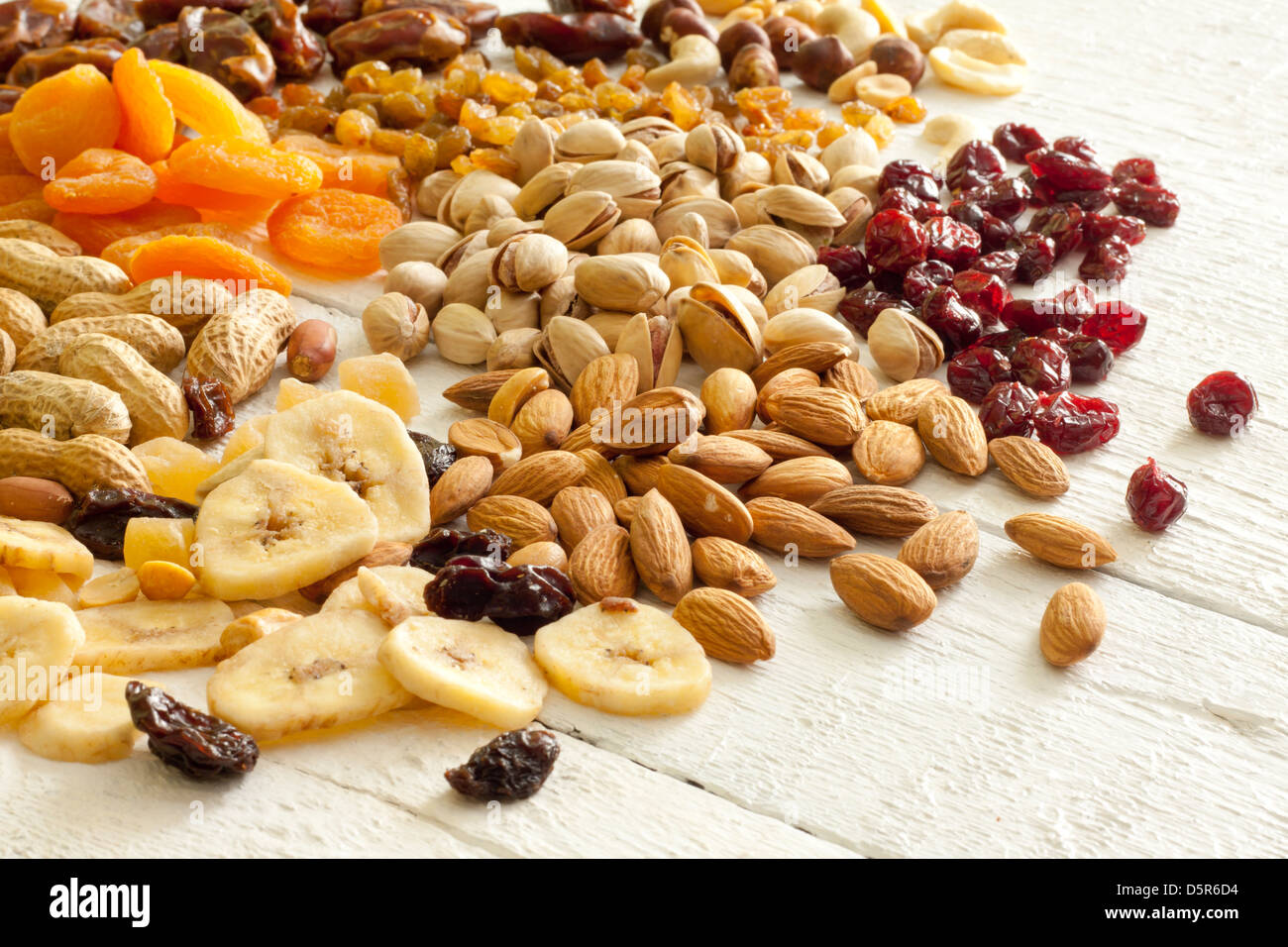 Fruits secs fond blanc noix Banque de photographies et d’images à haute ...