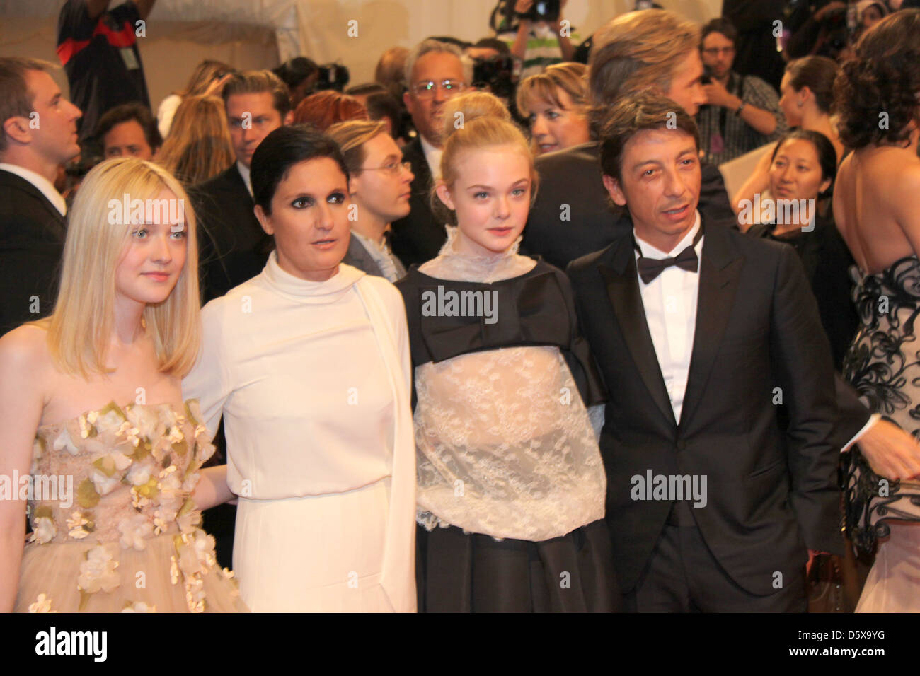 Dakota Fanning, Elle Fanning Alexander McQueen : 'Ssauvages Beauty ...