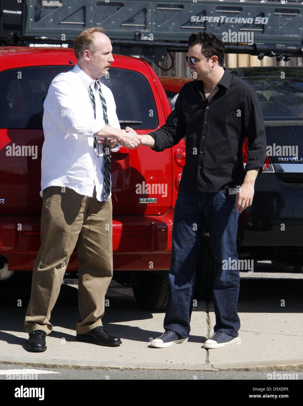 Matt Walsh et Seth MacFarlane sur le plateau de tournage de son nouveau ...