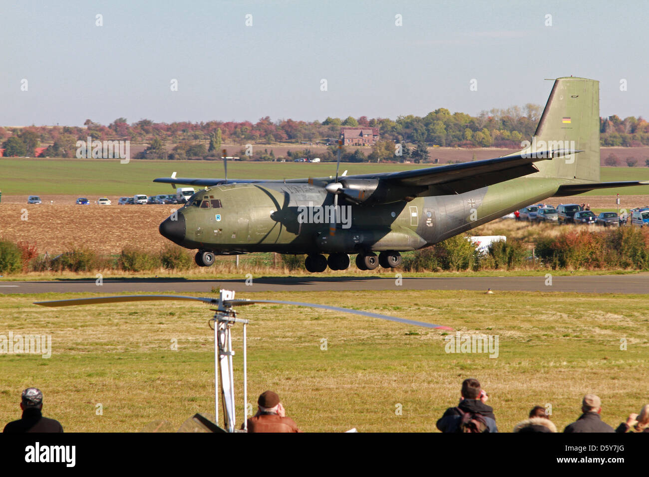 Un avion militaire Transall C-160 pour des approches à l'atterrissage à ...