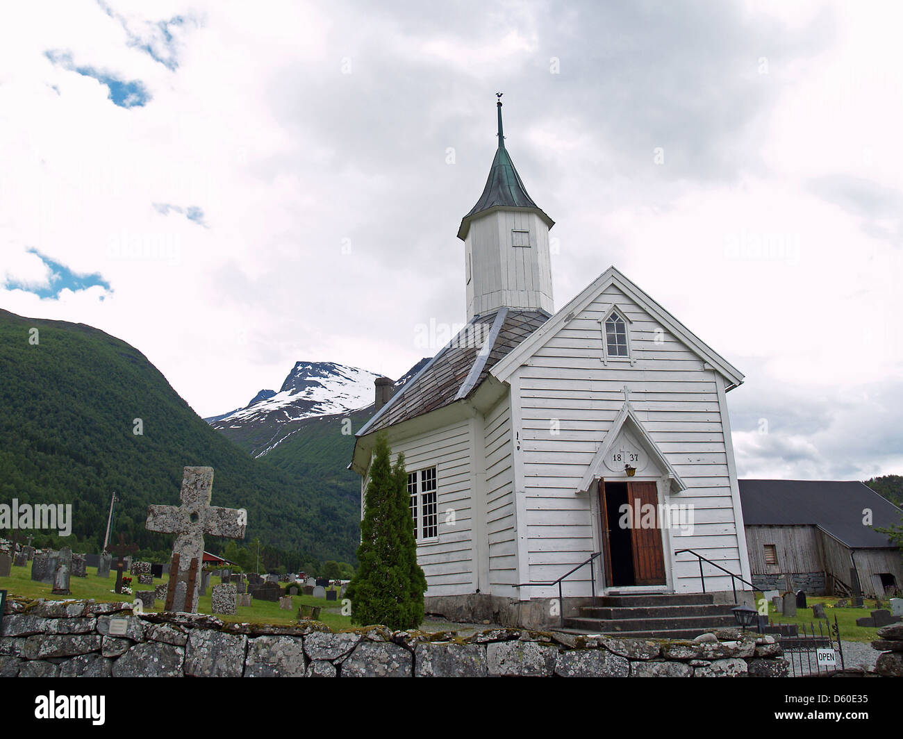 Loen kirke Banque de photographies et d’images à haute résolution - Alamy