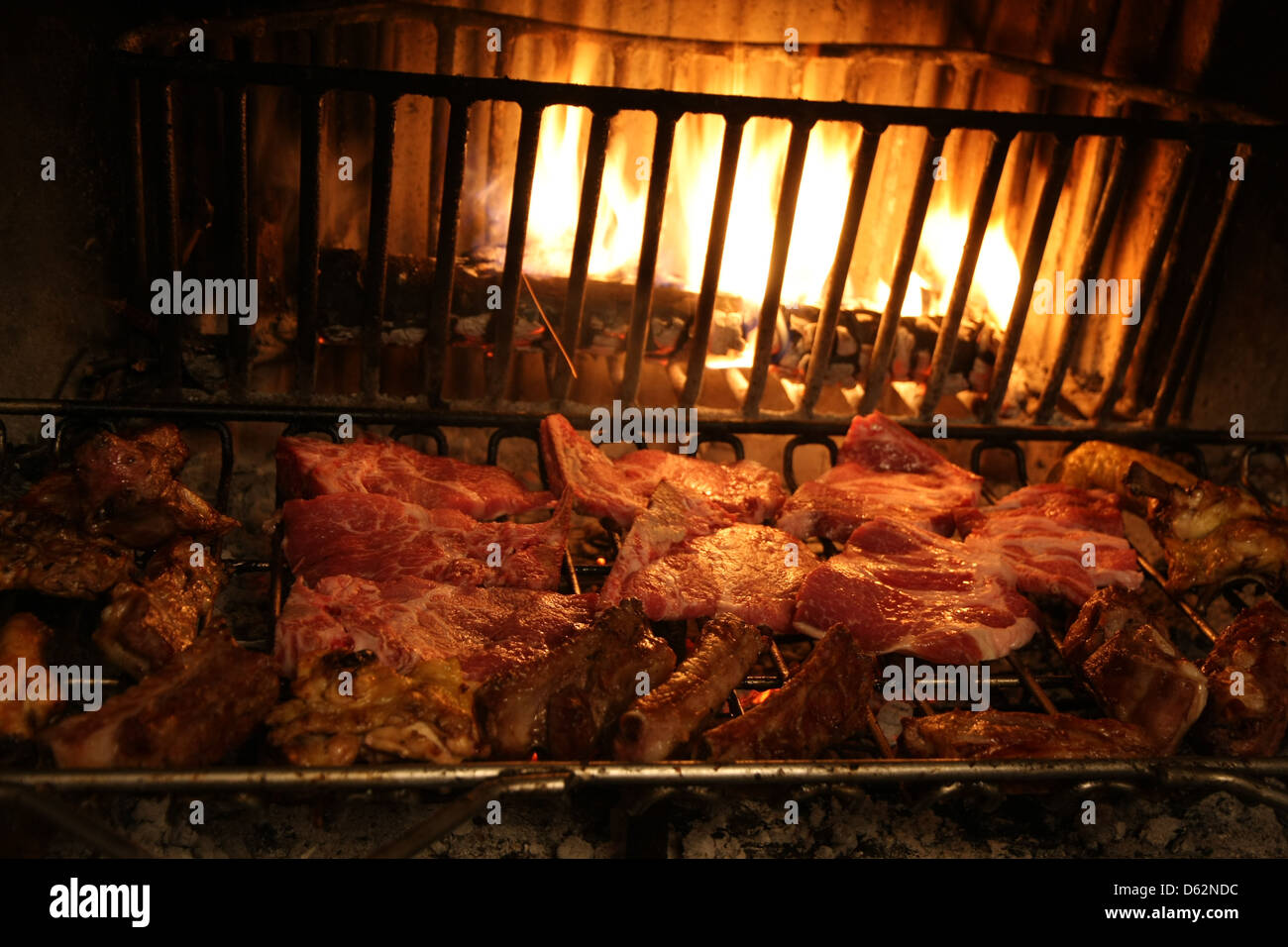 Cheminée dans le restaurant où vous faites cuire des côtes de porc et ...