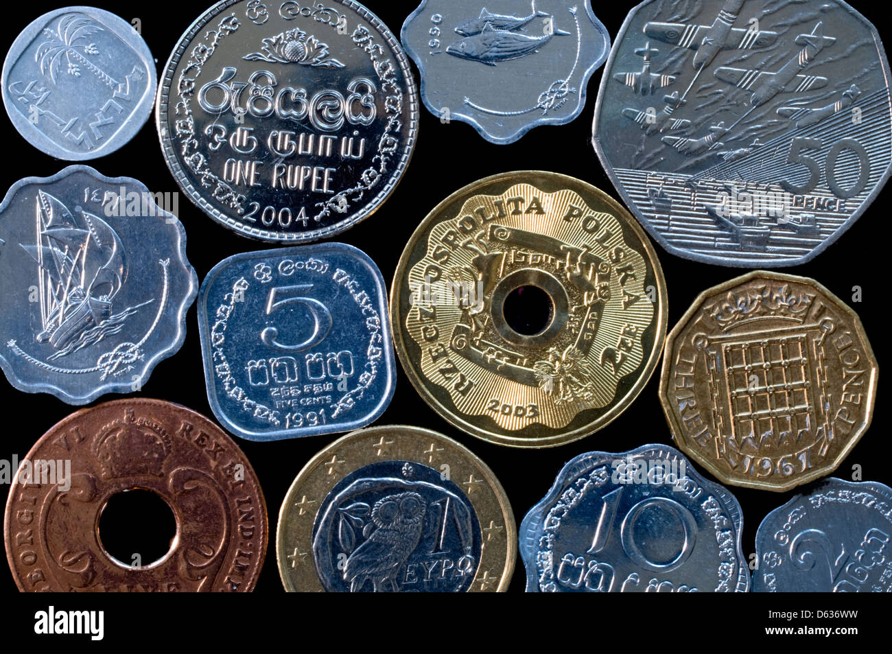Pièces de monnaie internationale de différentes formes et tailles Photo ...