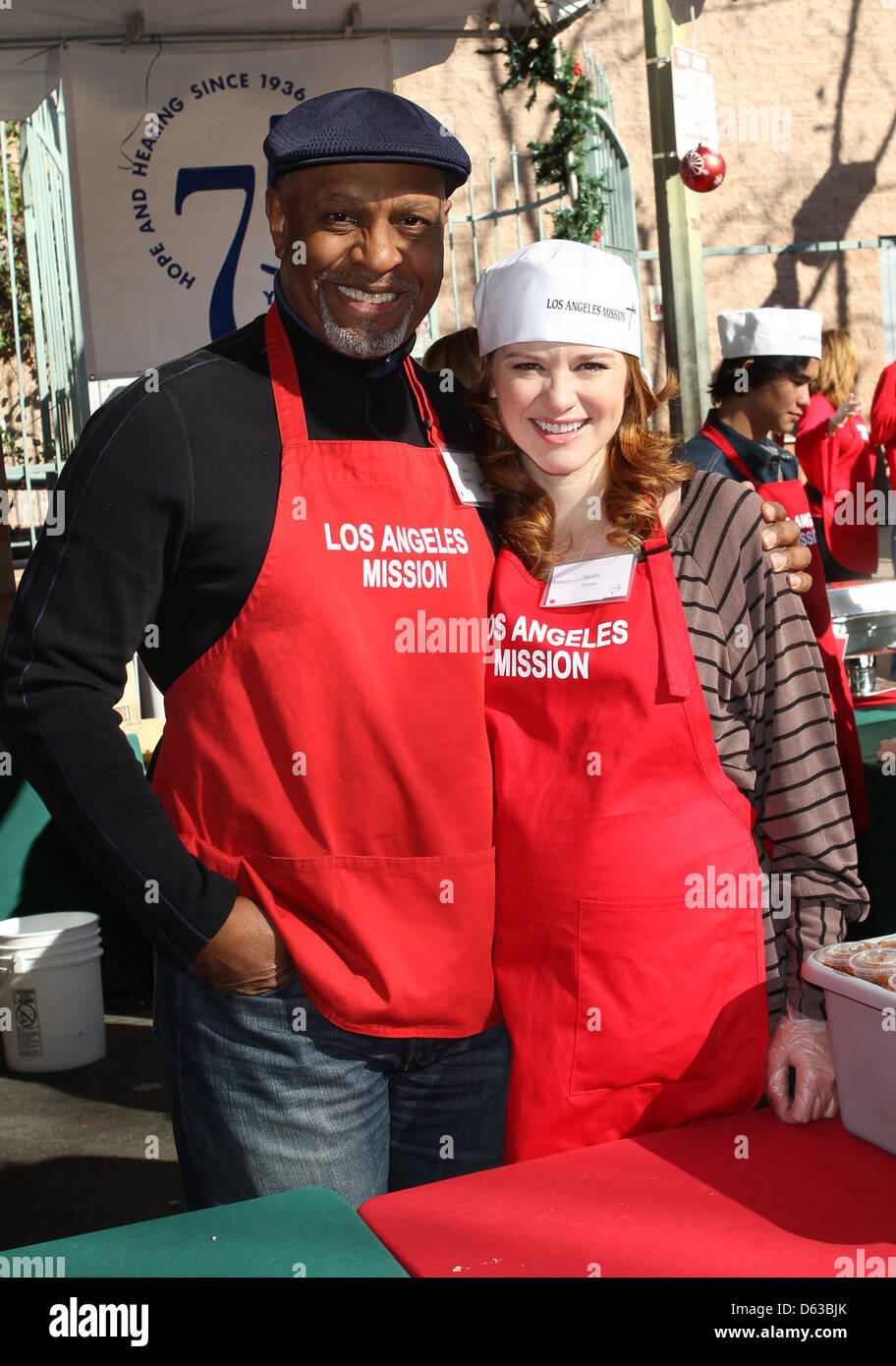 James Pickens Jr et Sarah Drew 78e mission de Los Angeles Repas de Noël ...