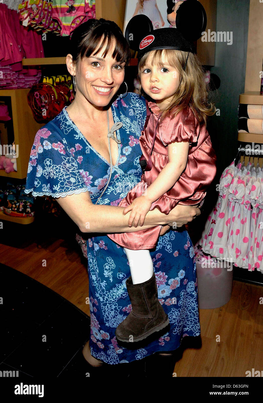 L'actrice Amy Jo Johnson et 2 ans fille Francesca Giner Retour à Disney ...