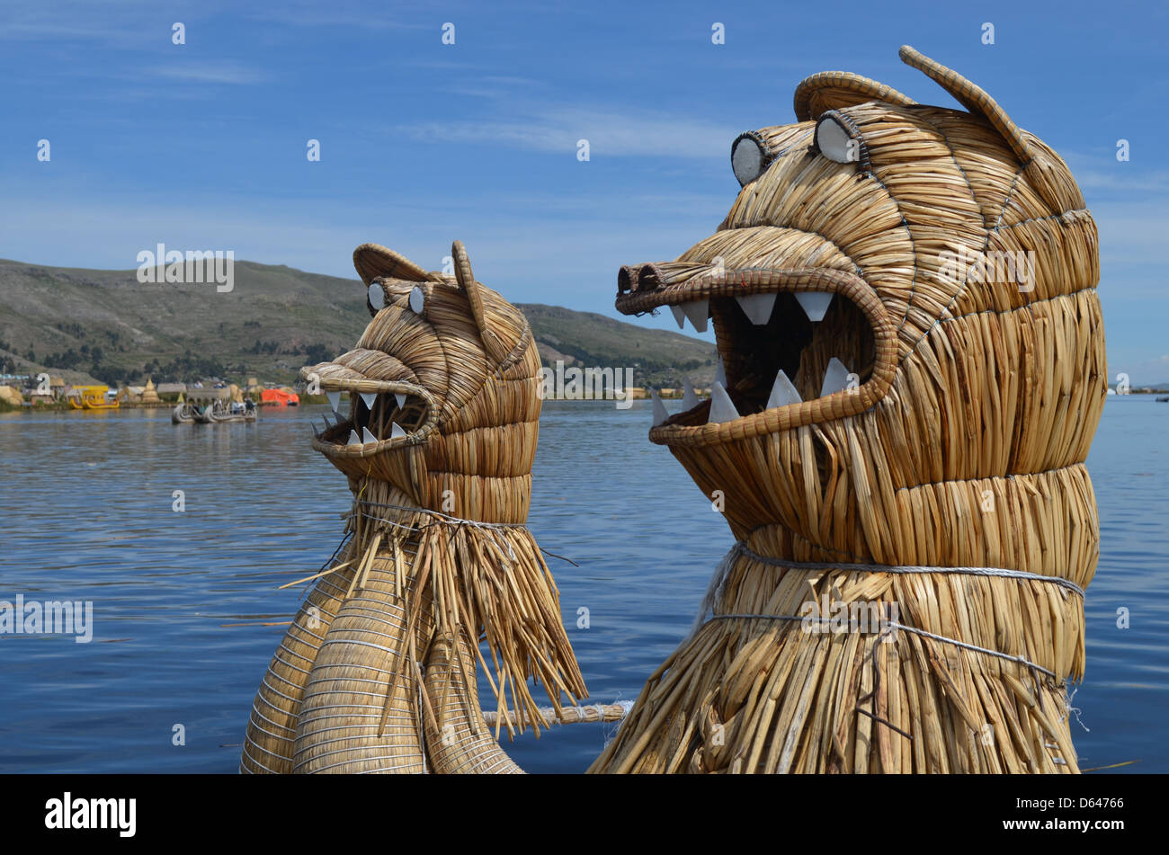 Bateau de roseau du lac titicaca Banque de photographies et d’images à haute résolution - Alamy