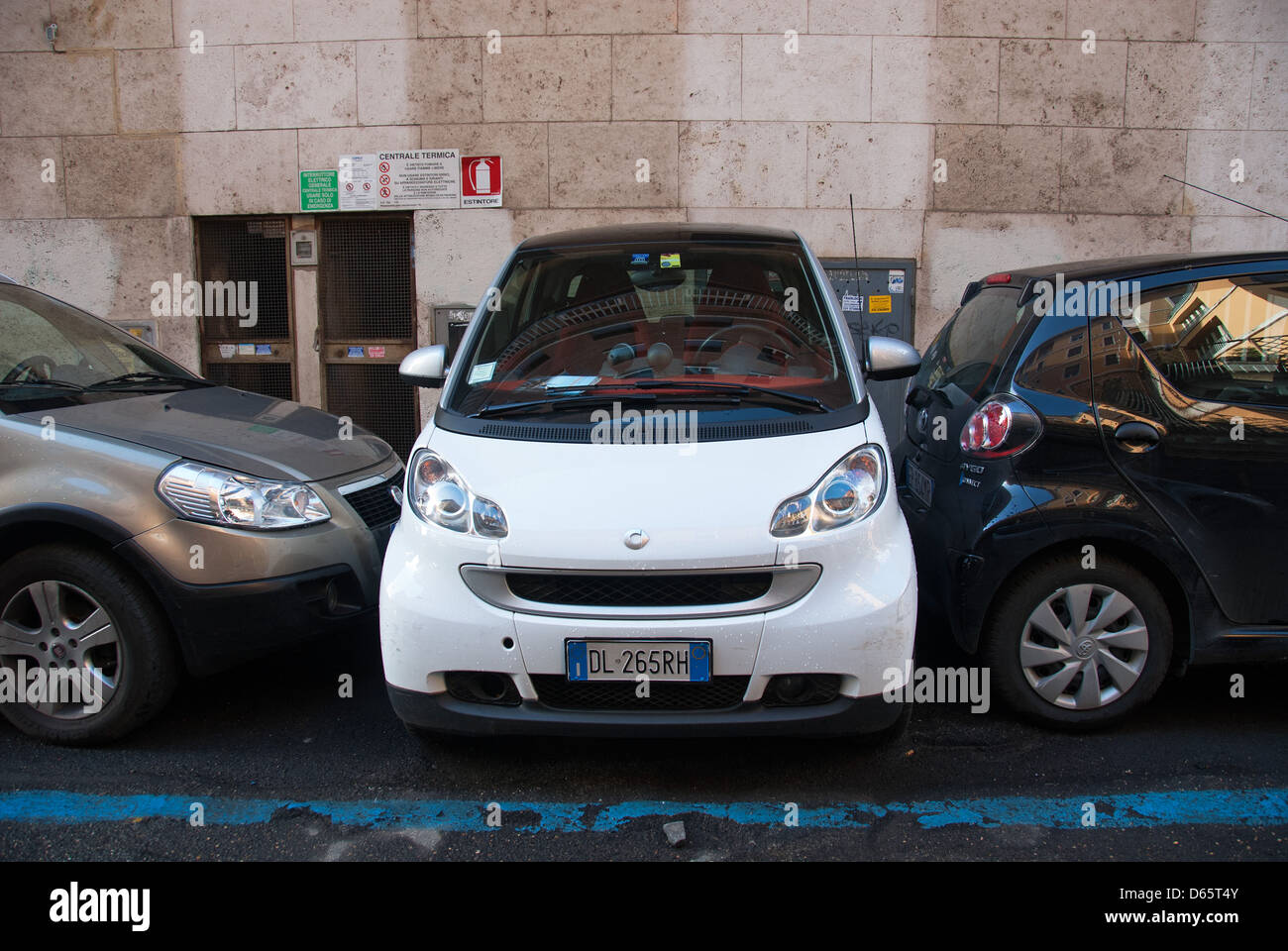 ROME, ITALIE. Une voiture Smart garé perpendiculairement à la route et ...