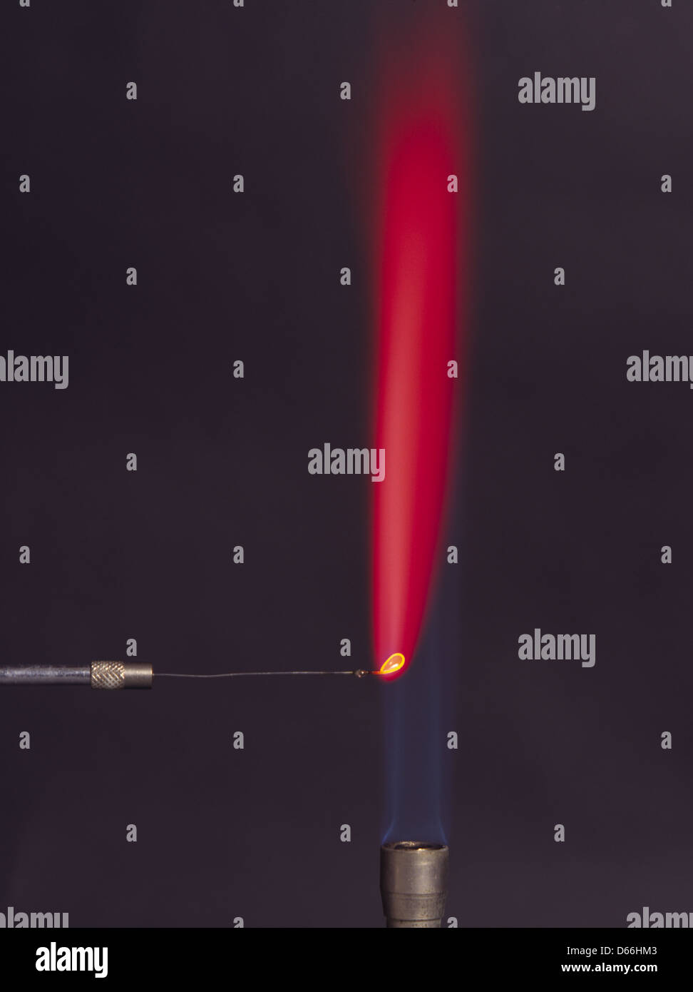Un test de flamme pour le lithium. Le Lithium composés produisent des ...
