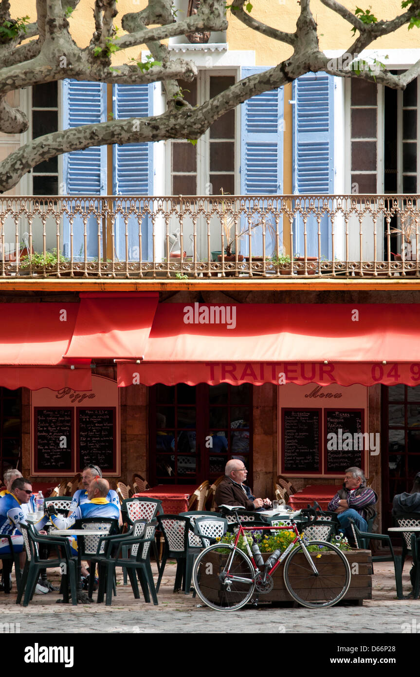 Place De Village Provence Banque d'image et photos - Alamy