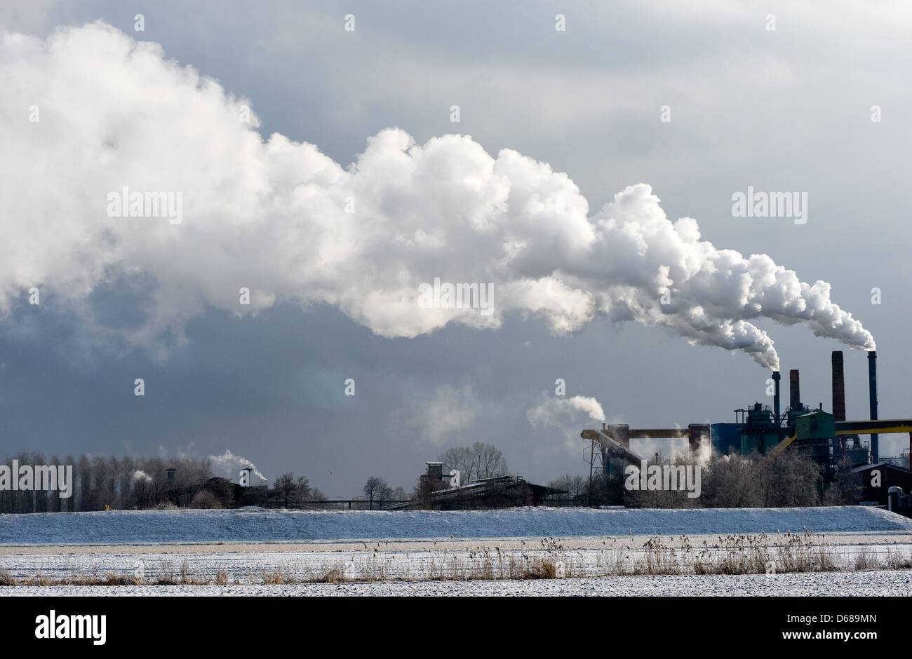Une usine qui produit beaucoup de fumée dans l'hiver Photo Stock - Alamy