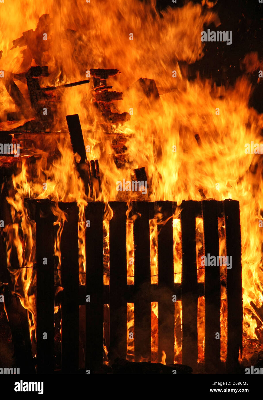 Une maison en bois va au feu et brûle complètement Photo Stock - Alamy