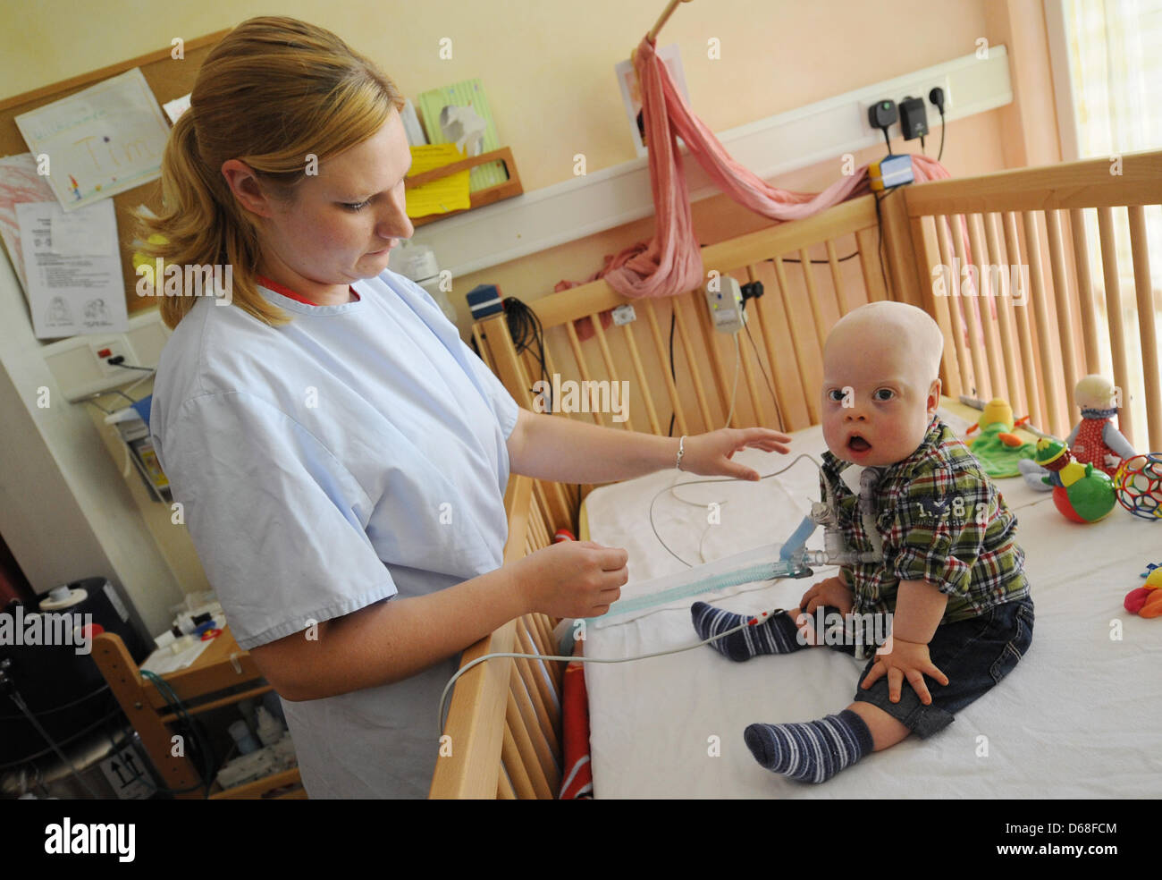 Jennifer Rupp infirmière prend soin de bébé Tim, qui a besoin d'un ...