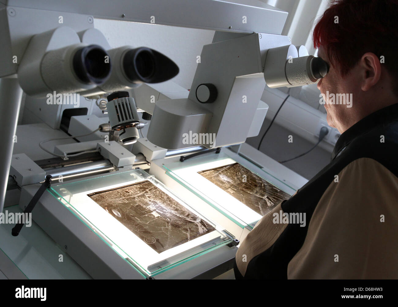 Le Service de récupération de munitions examine les photographies ...