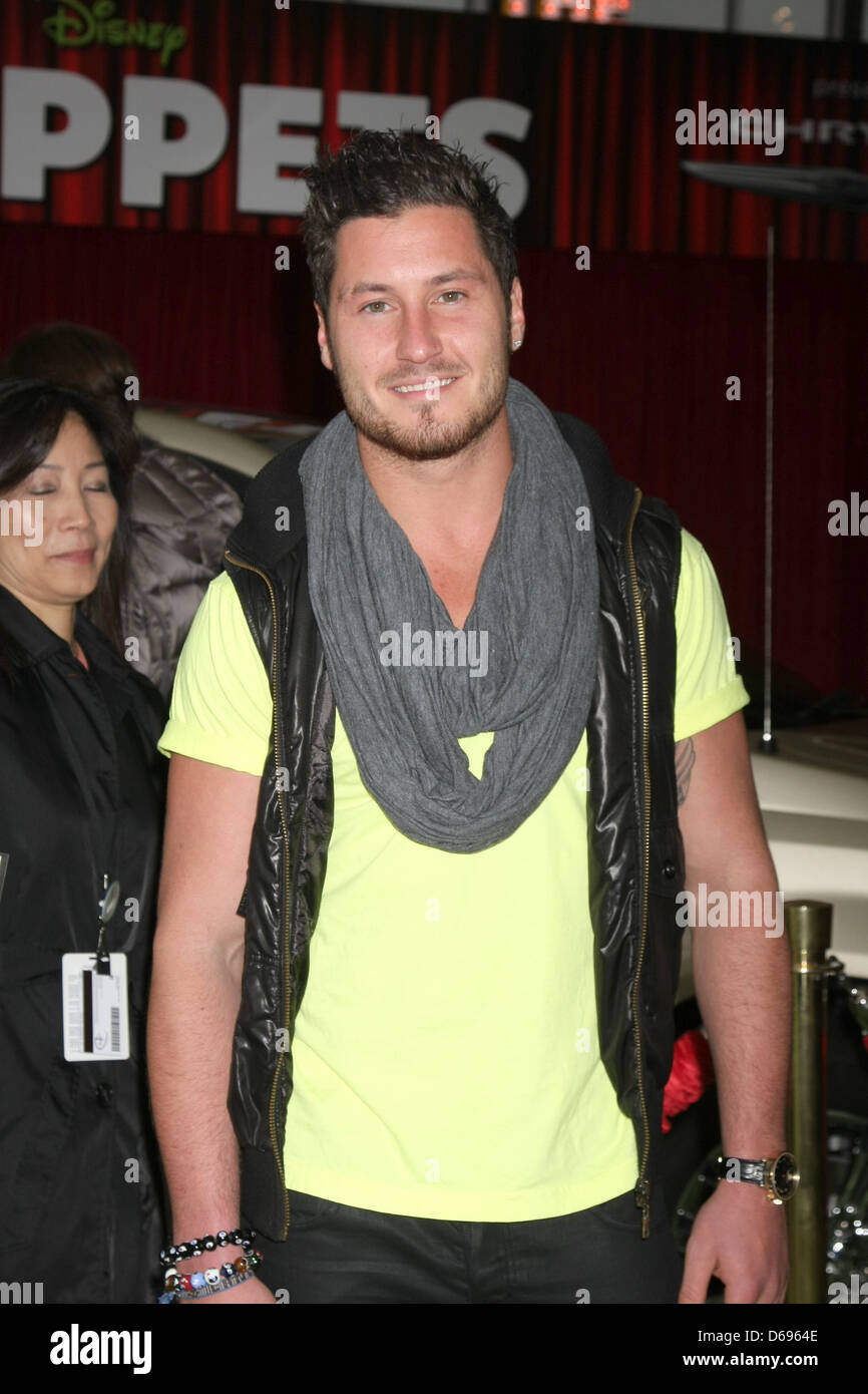 Valentin Chmerkovskiy La première de Walt Disney Pictures' 'Les Muppets ...