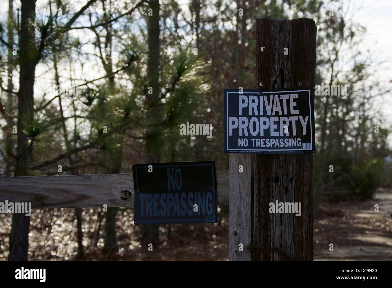 No trespassing signs Banque de photographies et d’images à haute ...