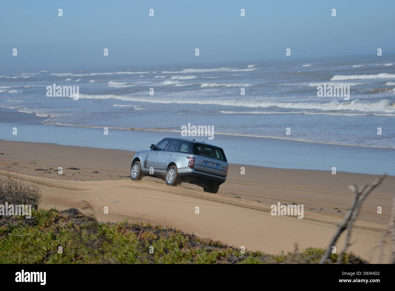 2013 Range Rover sur la plage au bord de la dessert au Maroc. La toute ...
