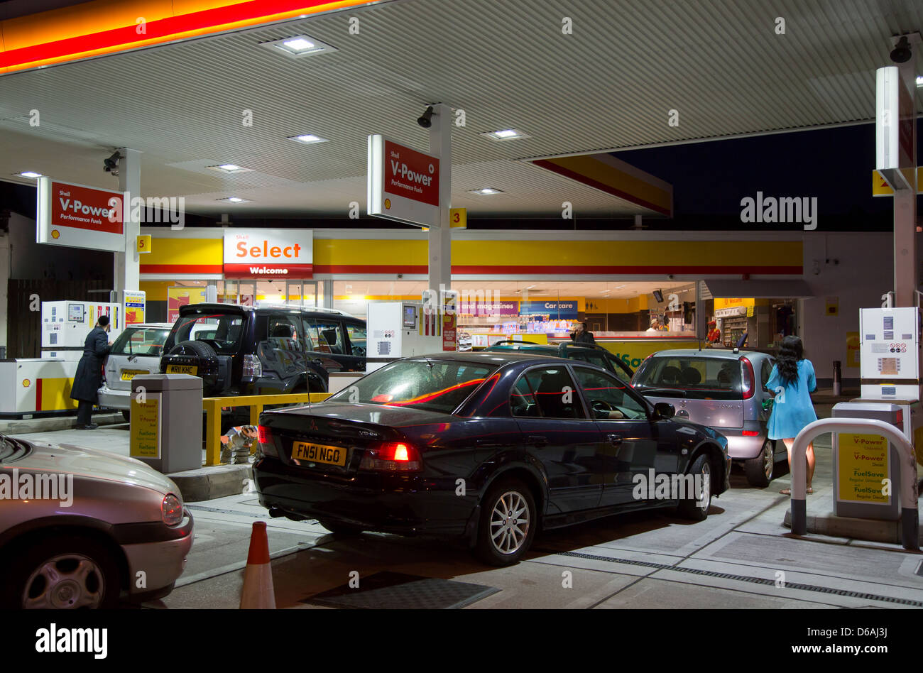 Shell petrol station night in Banque de photographies et d’images à ...