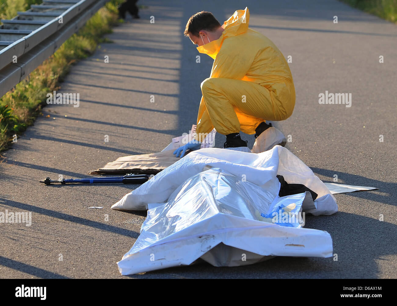 Cadavre dans la rue Banque de photographies et d’images à haute ...