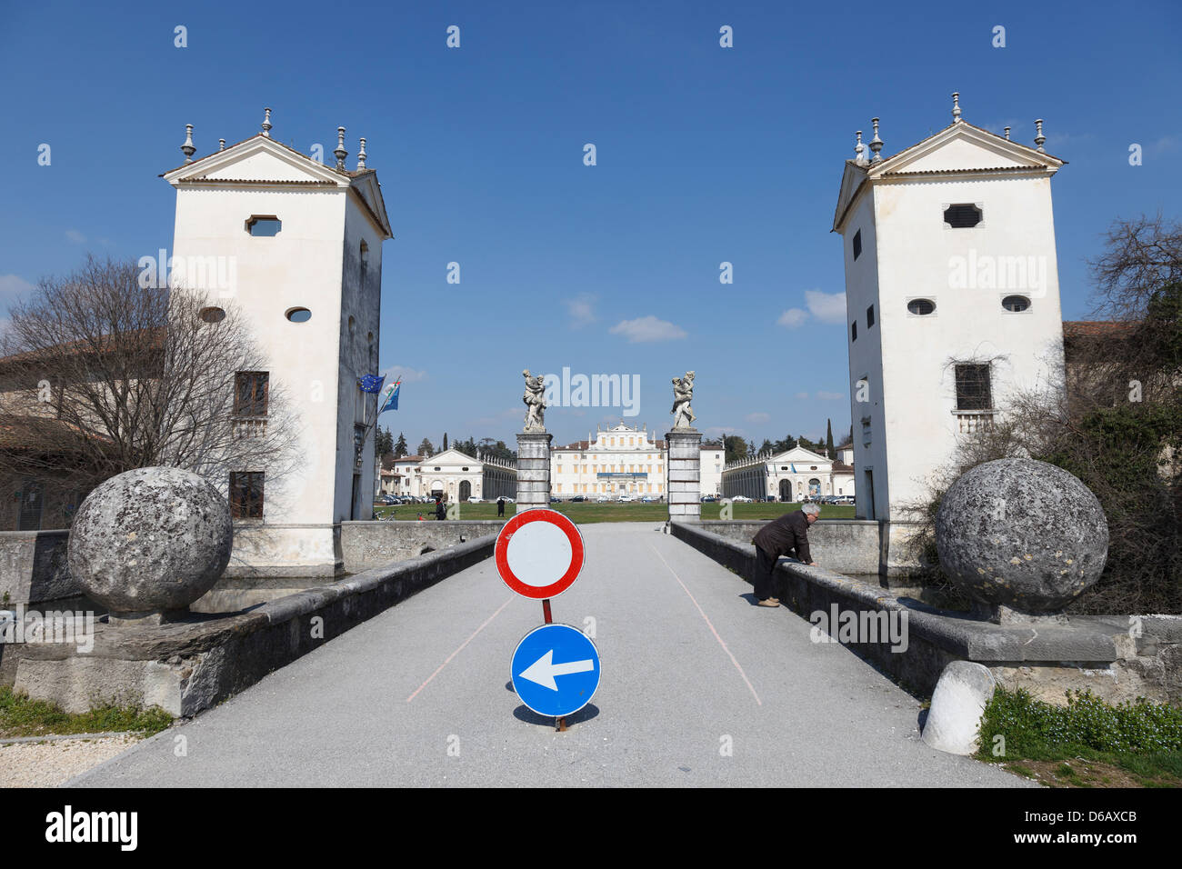 Luxury villa entrance iron gate Banque de photographies et d’images à ...