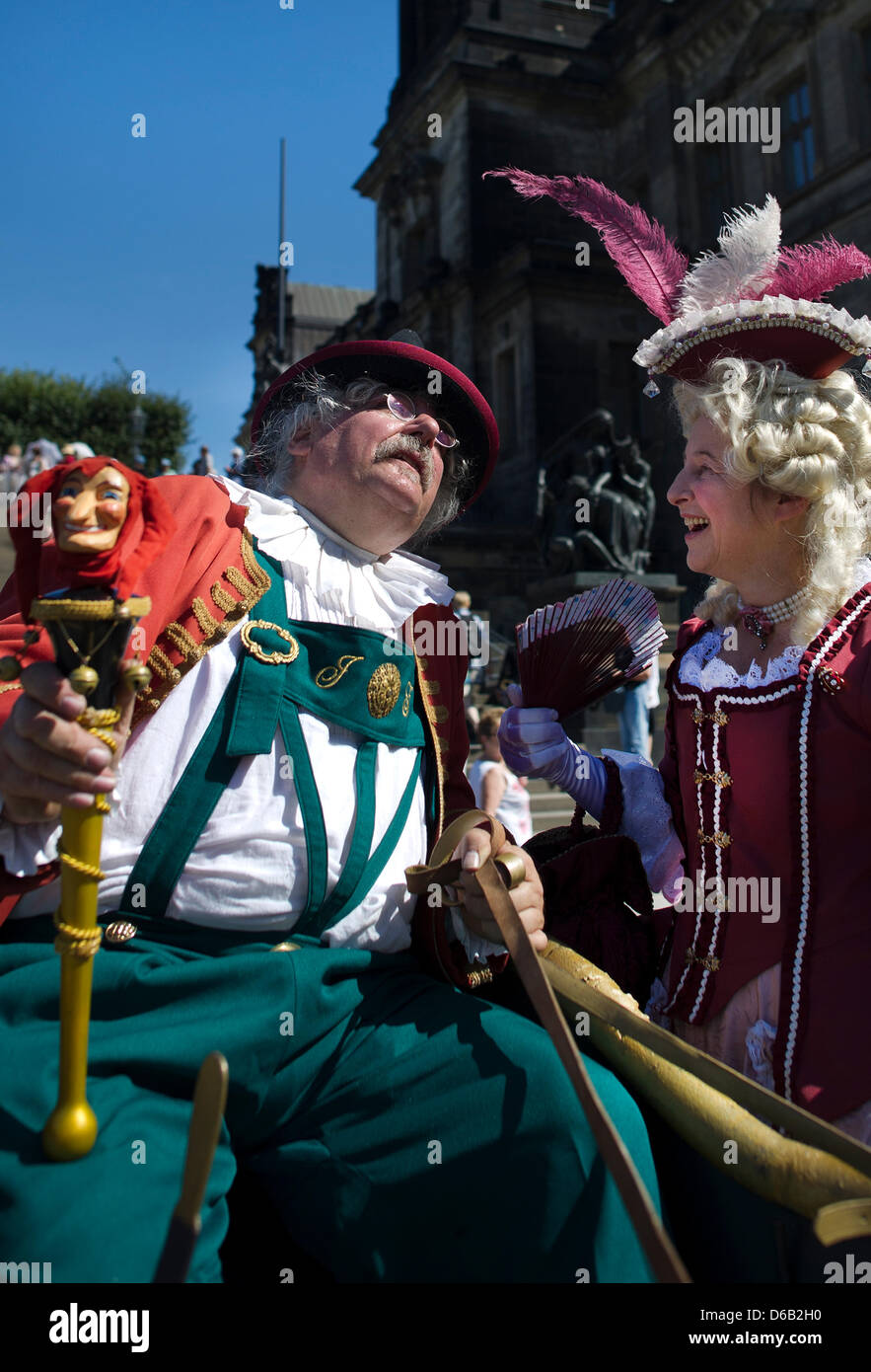 Un très habillé en 'Fou du roi Joseph Froehlich" pose au cours d'une ...
