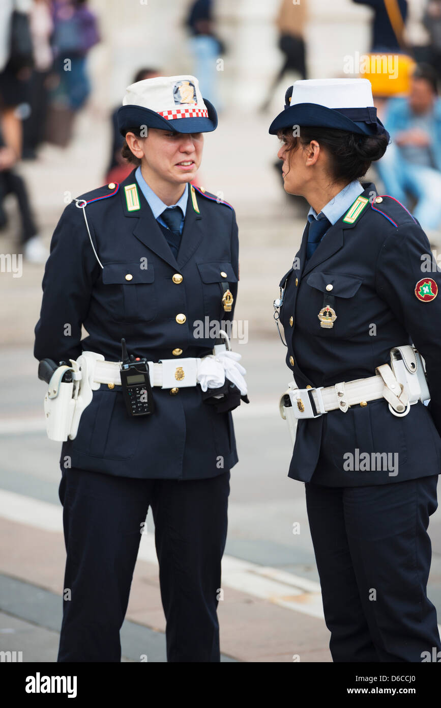 L'Europe, Italie, Lombardie, Milan, les officiers de police Photo Stock ...