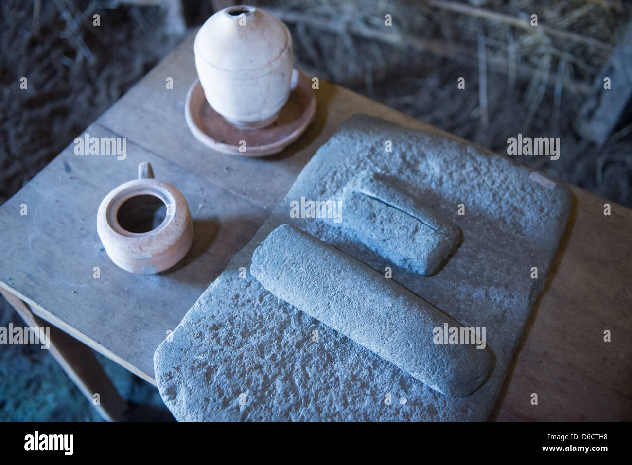 Articles de pierre à l'intérieur d'une cabane de chaume sud-américains ...