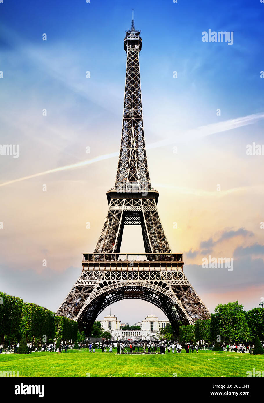 Tour paris Banque de photographies et d’images à haute résolution - Alamy