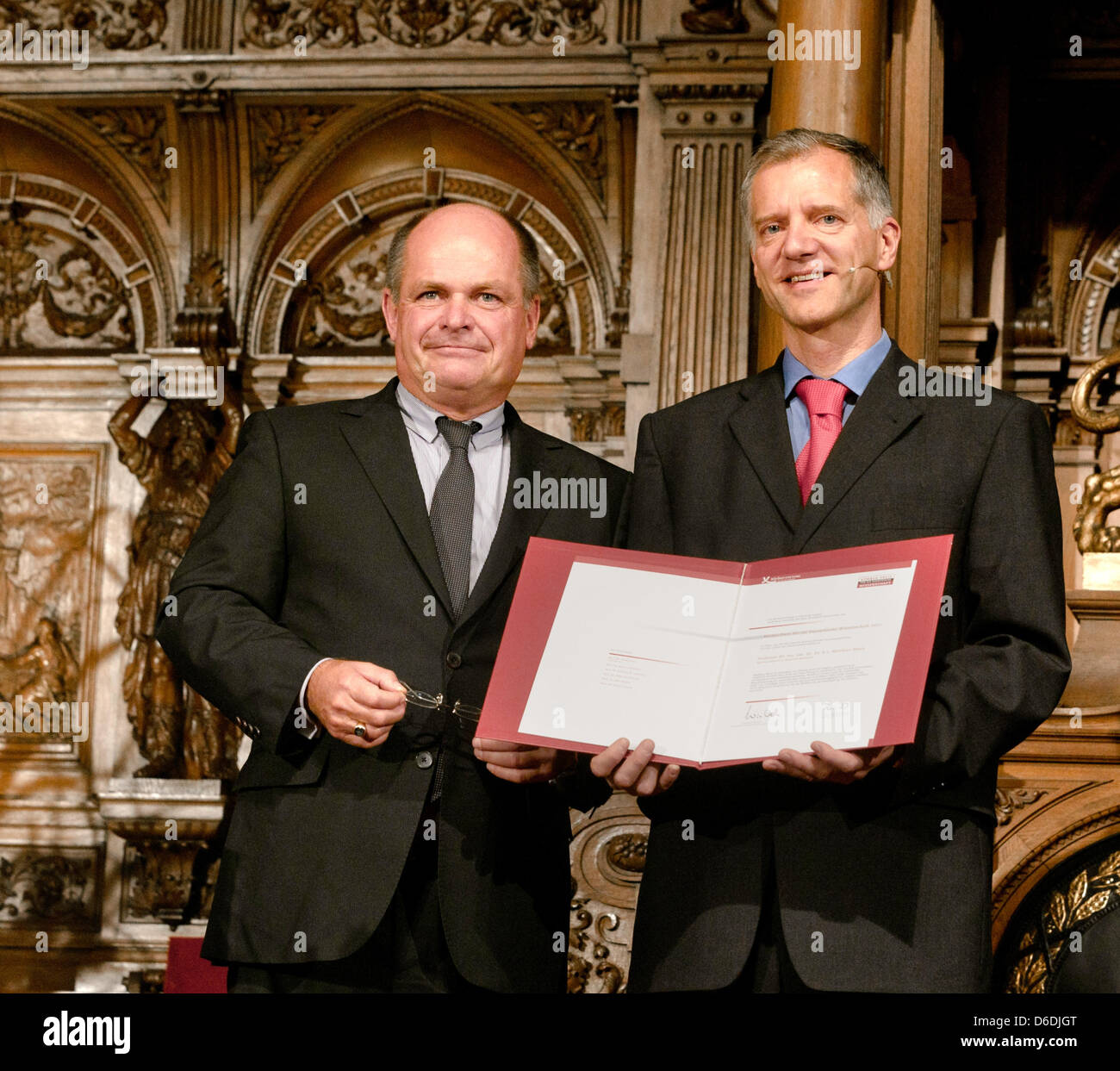 Directeur général de la Fondation Koerber Christian Wriedt (L) et le ...